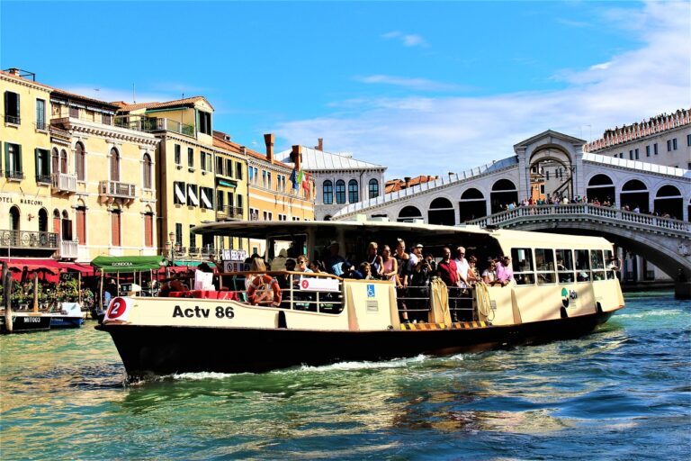 How Venetians Really Move Around the City (Vaporetto, Walking, Water ...